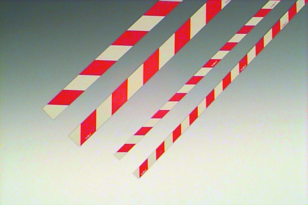 7381 Warnmarkierungsstreifen rot rechtsweisend - Schilder